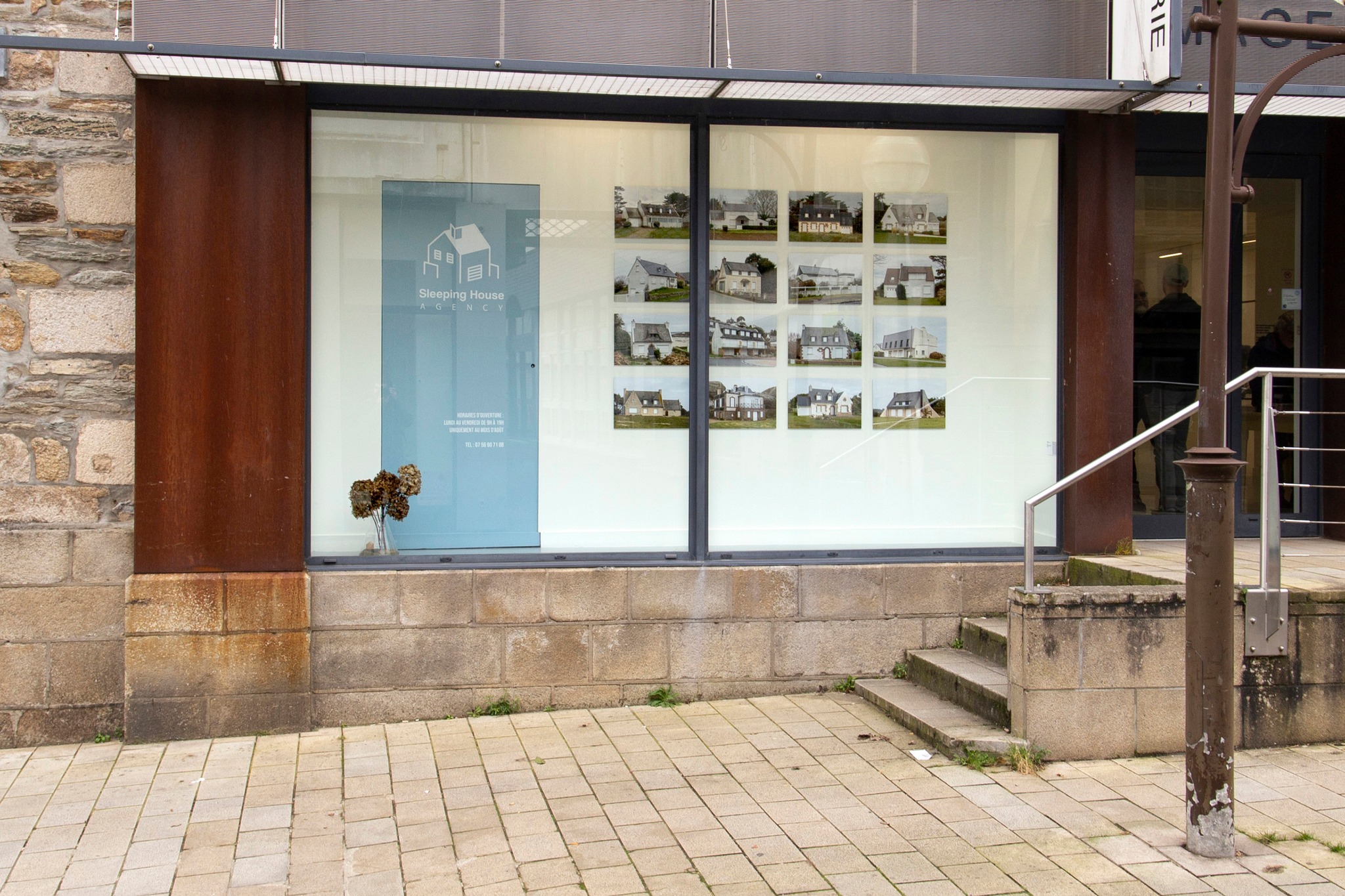 L'Imagerie centre d'art — Sleeping House Agency (La devanture)